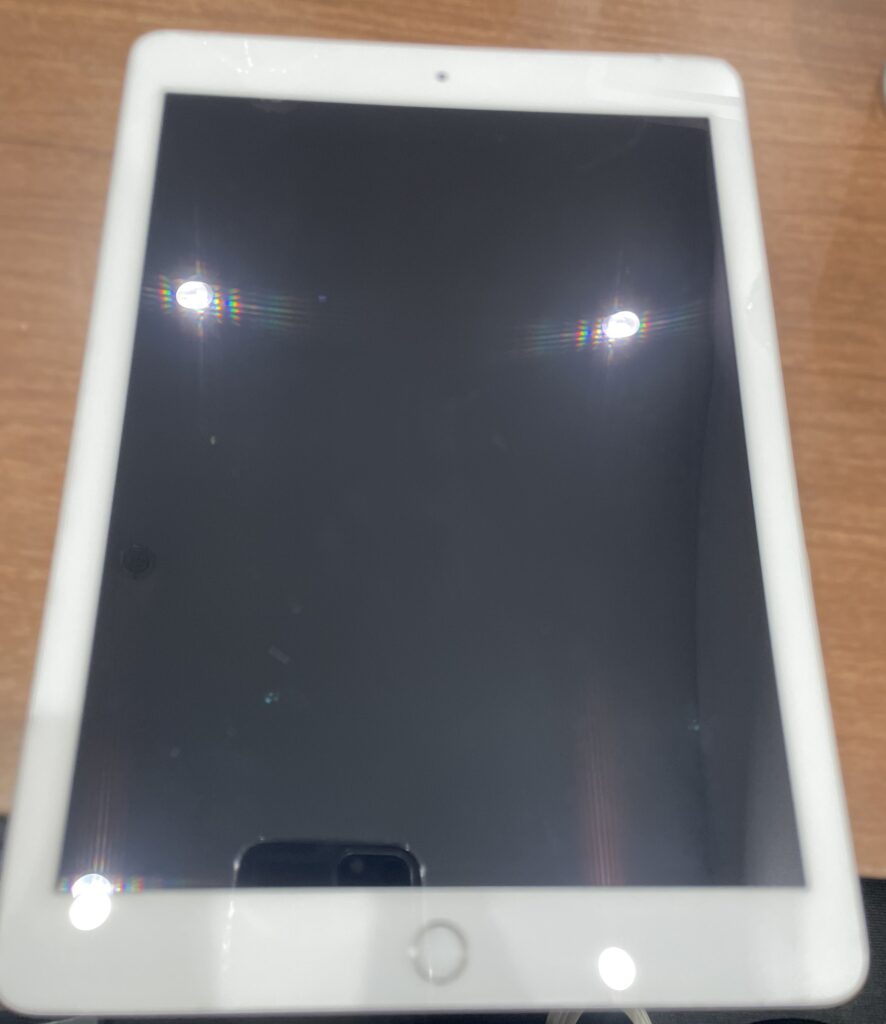 【iPad第6世代液晶交換修理】大阪府豊中市庄内栄町付近よりご来店「映らなくなっちゃって・・・」 - iPhone・iPad・android修理のCareMobileイオンタウン豊中庄内店 ...